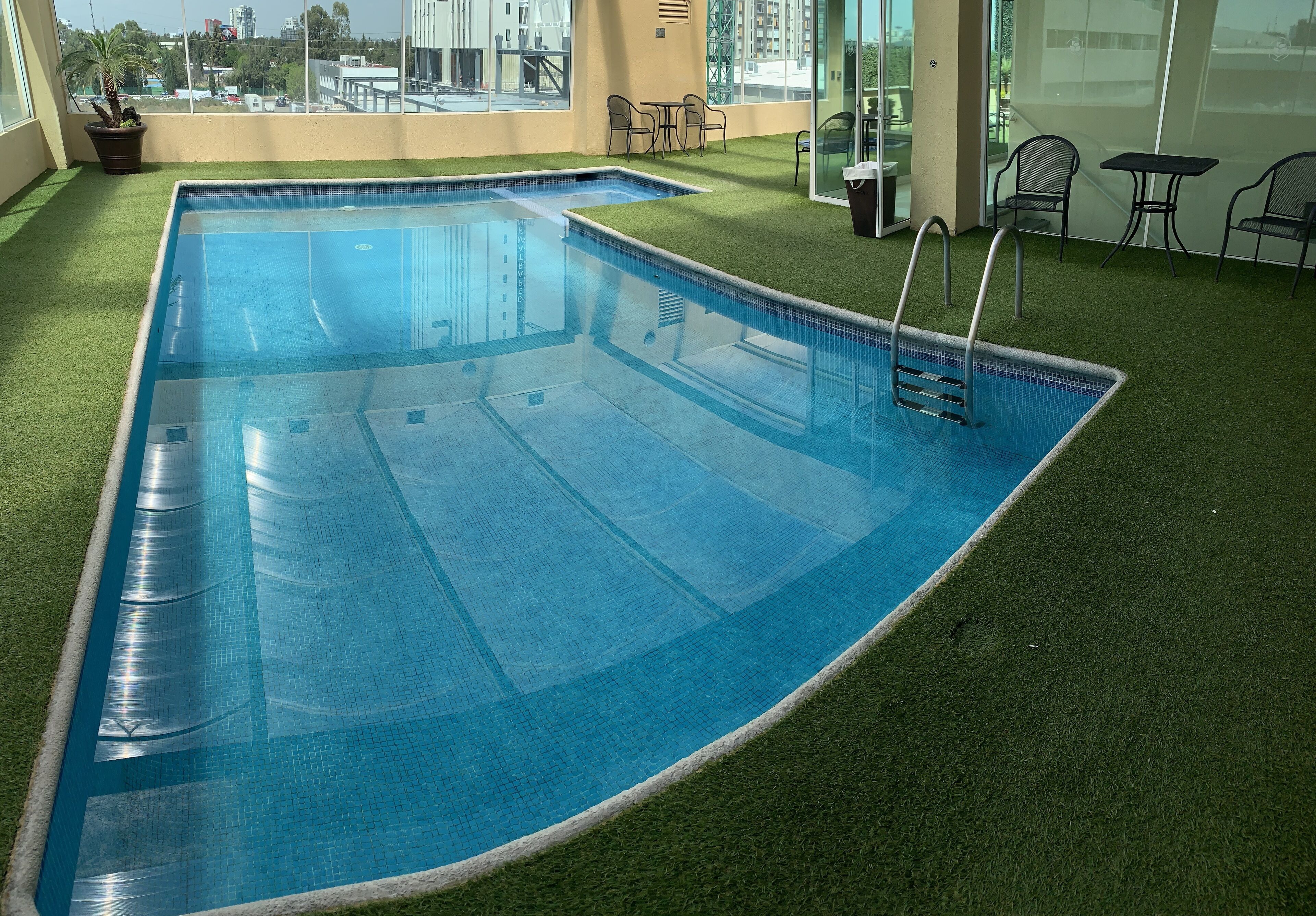 Piscina interior, espreguiçadeiras 