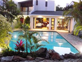 Piscina exterior, espreguiçadeiras 