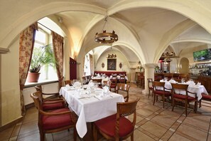 Almoços e jantares servidos, incluindo cozinha alemã