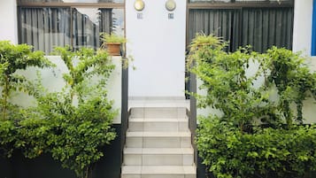 Apartamento Básico, 3 quartos, acesso à piscina, vista para a piscina | Terraço/pátio interior