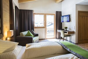 Quarto Duplo Comfort, varanda, vista para o jardim (Topas) | Cofre no quarto, secretária, Wi-fi grátis 