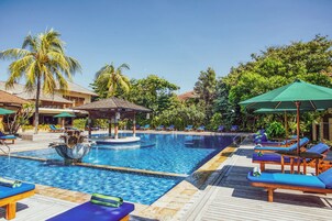 Piscina exterior, guarda-sóis, espreguiçadeiras