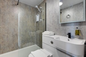 Quarto Duplo Superior (1st Floor Room only) | Casa de banho | Um polibã, um secador de cabelo, toalhas fornecidas 