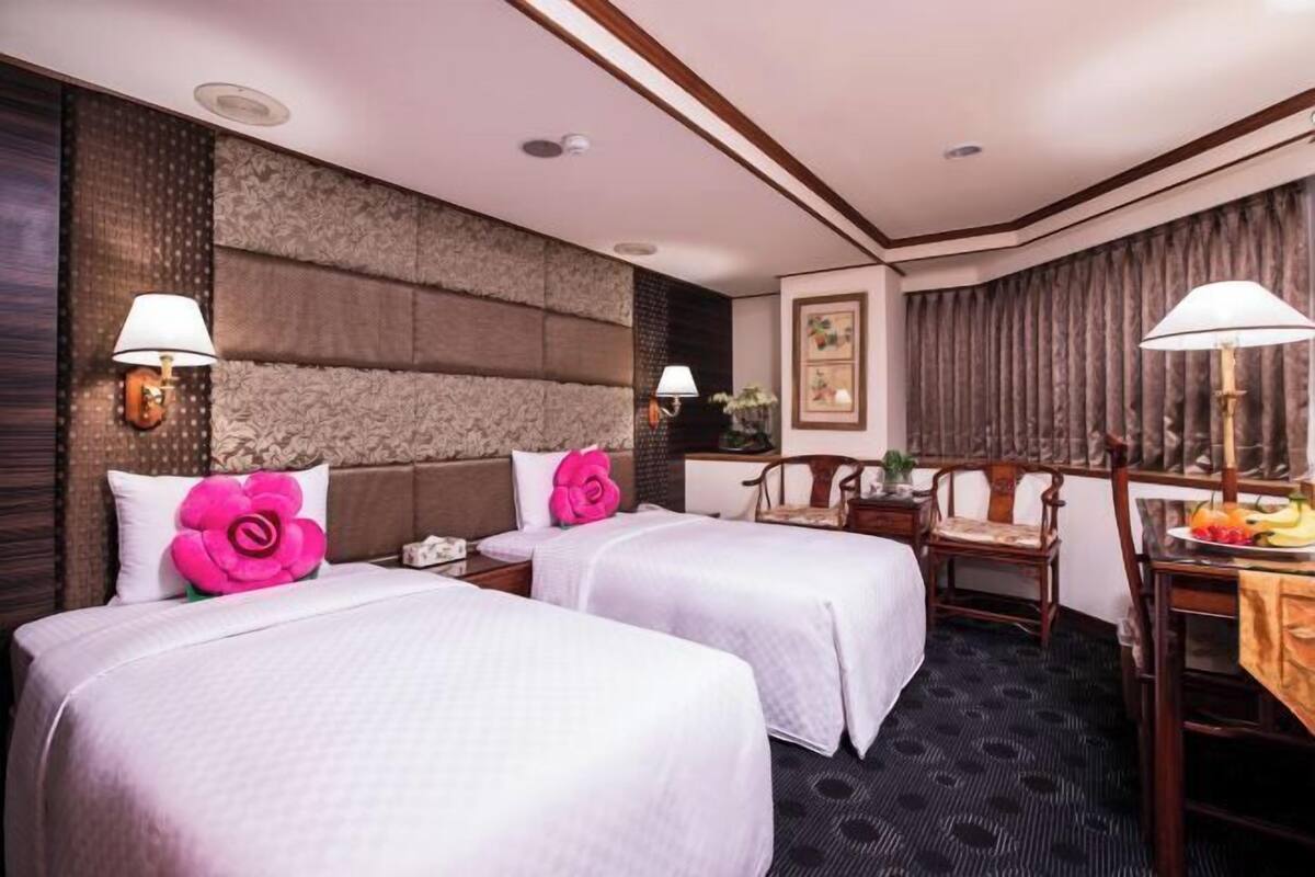 Minibar grátis, cofre no quarto, secretária, quartos insonorizados