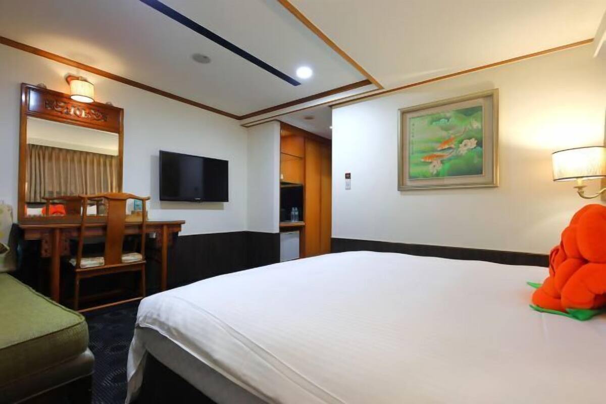 Minibar grátis, cofre no quarto, secretária, quartos insonorizados