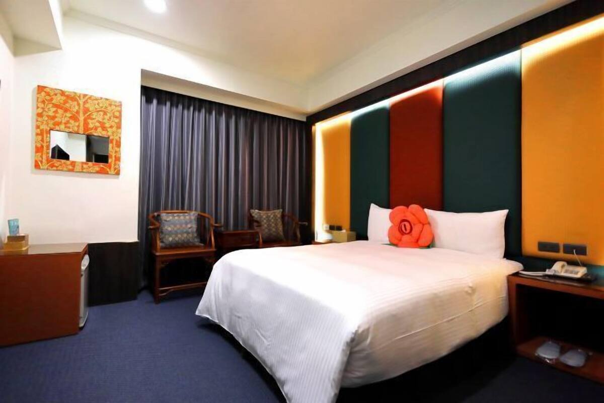 Minibar grátis, cofre no quarto, secretária, quartos insonorizados