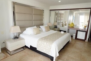 Roupas de cama premium, frigobar, cofres nos quartos, escrivaninha