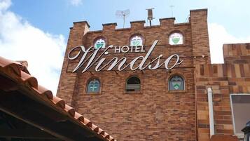 Um edifício de tijolos com uma placa que diz 'Hotel Windsor'.