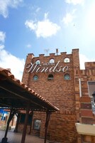 Um edifício de tijolos com uma placa que diz 'Hotel Windsor'.