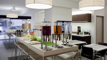 Café da manhã com buffet grátis todos os dias
