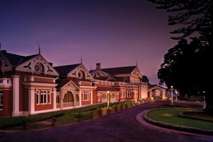 Fachada do alojamento (tarde/noite)