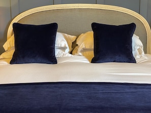 Quarto Duplo Superior, casa de banho anexa | Ferro/tábua de engomar, Wi-fi grátis, roupa de cama fornecida 