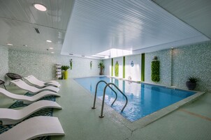 Piscina interna, funciona das 9h30 às 19h30, espreguiçadeiras