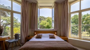 Quarto Deluxe | Roupa de alta qualidade, minibar, cofre no quarto, secretária