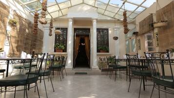 Pequenos-almoços, almoços e jantares servidos