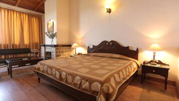 Cofre no quarto, secretária, cortinas/cortinados opacos