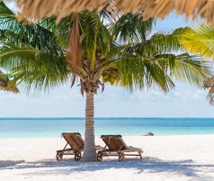 Uma praia privada, praia de areia branca, toldos de praia gratuitos 