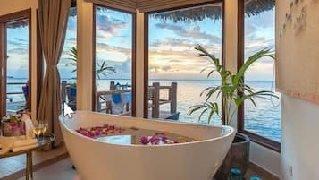 Vila superluxo, 1 quarto, vista para o oceano, sobre a água | Banheira de hidromassagem particular