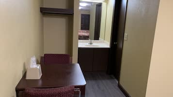 Quarto básico, 2 camas Queen, para não fumantes | Comodidades do quarto