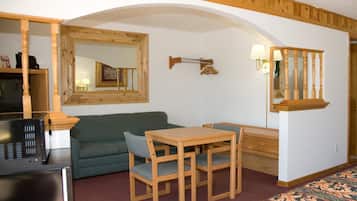 Suite, 2 camas queen-size | Sala | Televisor
