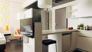 Roupas de cama antialérgicas, cofres nos quartos, escrivaninha