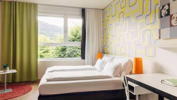 Roupas de cama antialérgicas, cofres nos quartos, escrivaninha