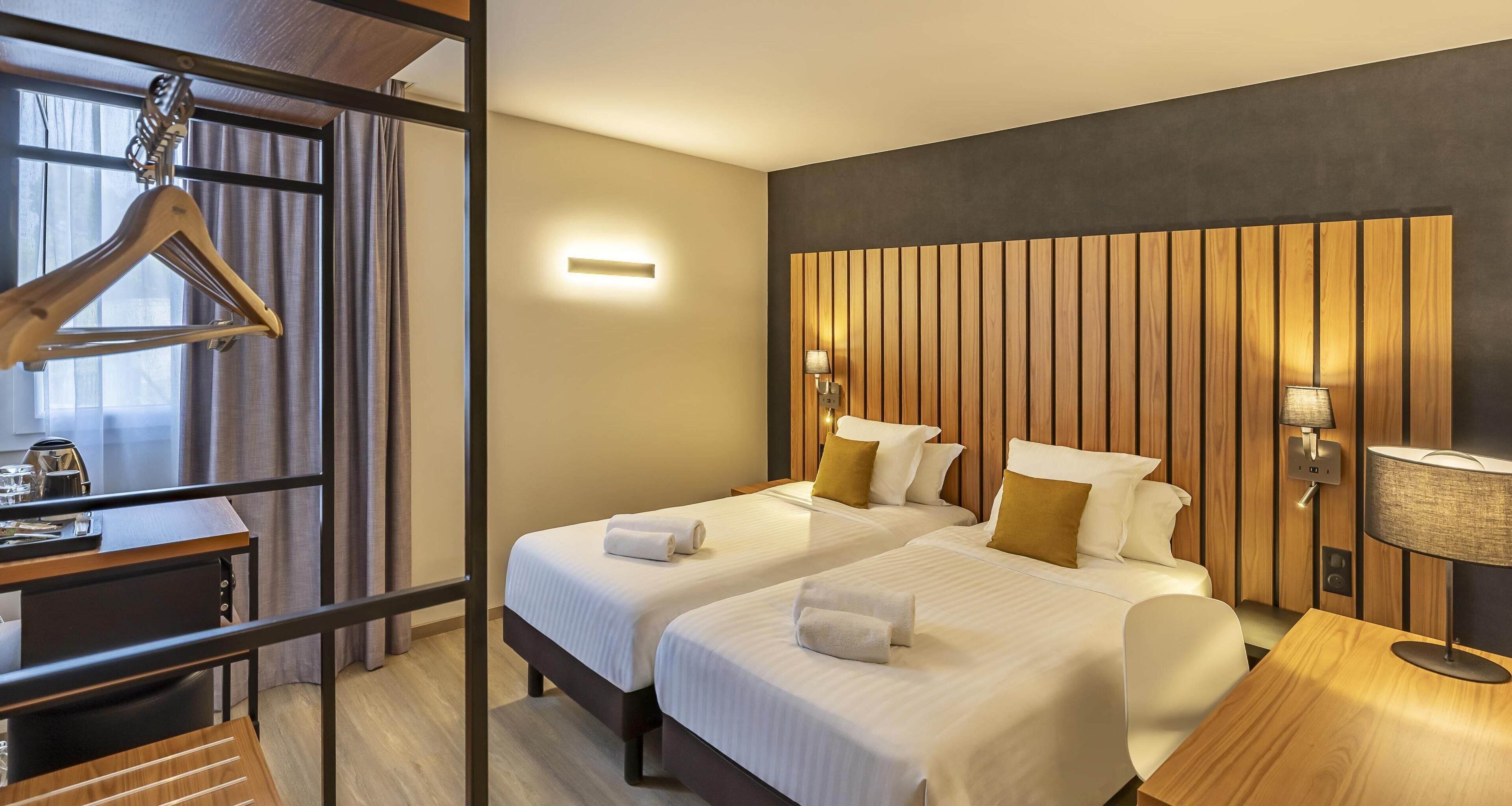 Quarto Comfort, 2 camas individuais, não fumadores (Shower Only) | Cofre no quarto, secretária, cortinas/cortinados opacos 