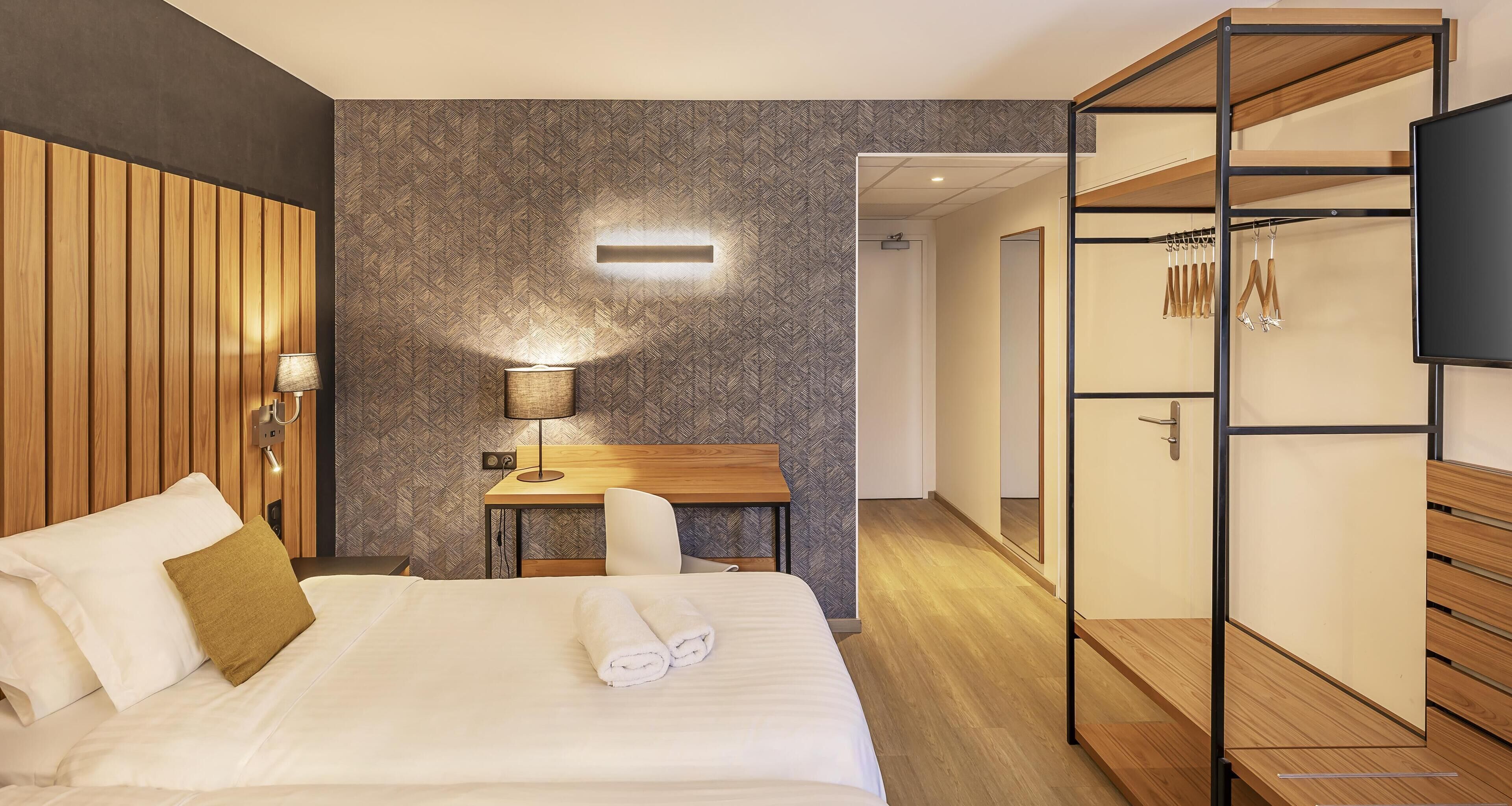 Cofre no quarto, secretária, cortinas/cortinados opacos 