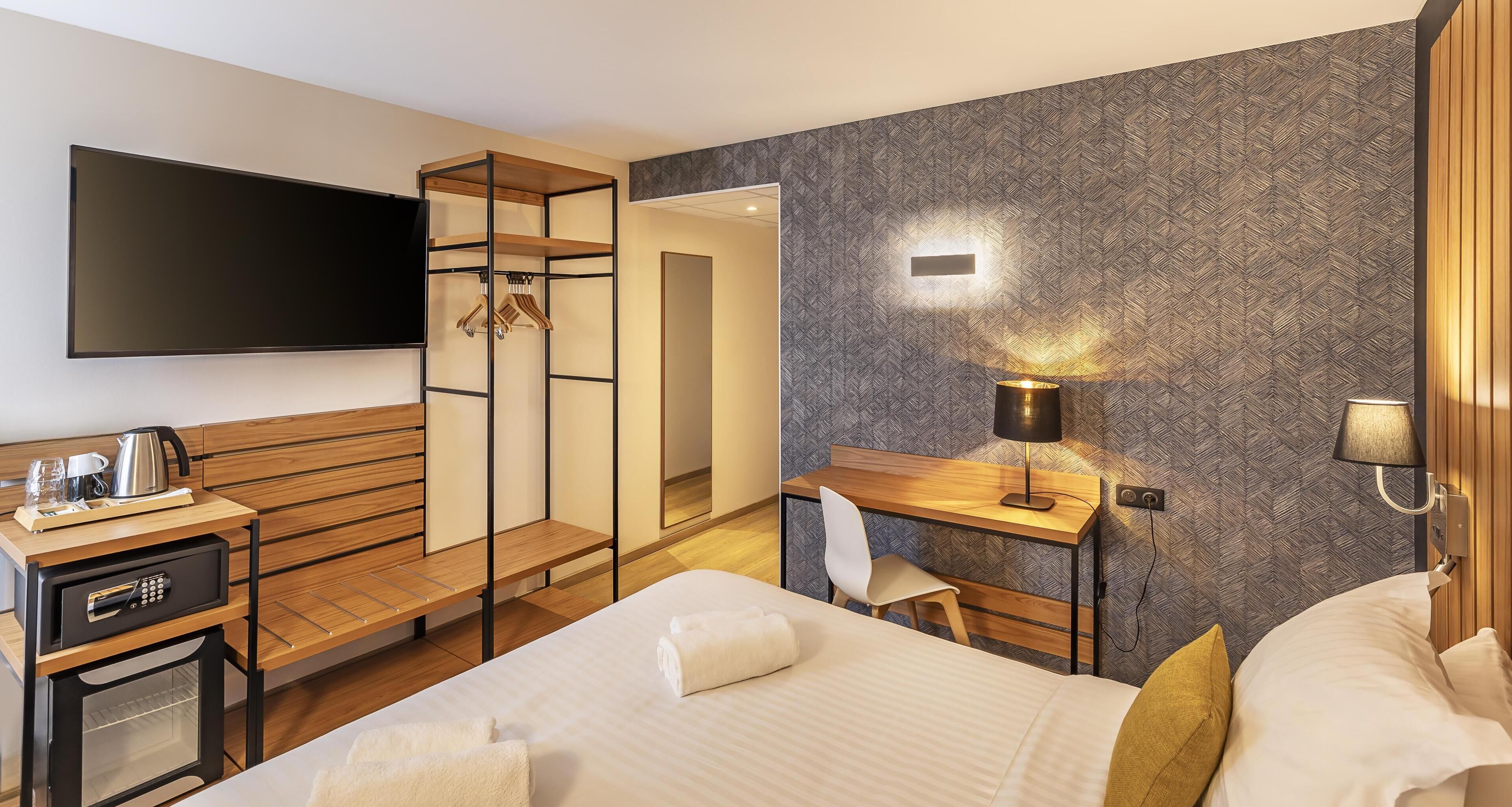 Cofre no quarto, secretária, cortinas/cortinados opacos 