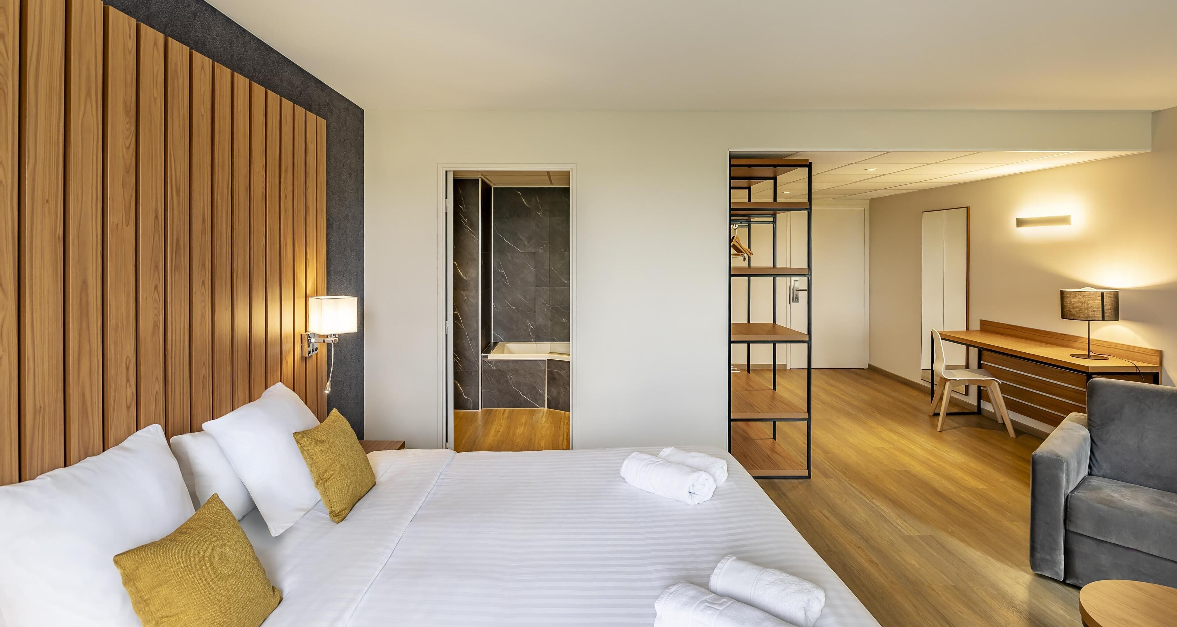 Cofre no quarto, secretária, cortinas/cortinados opacos 