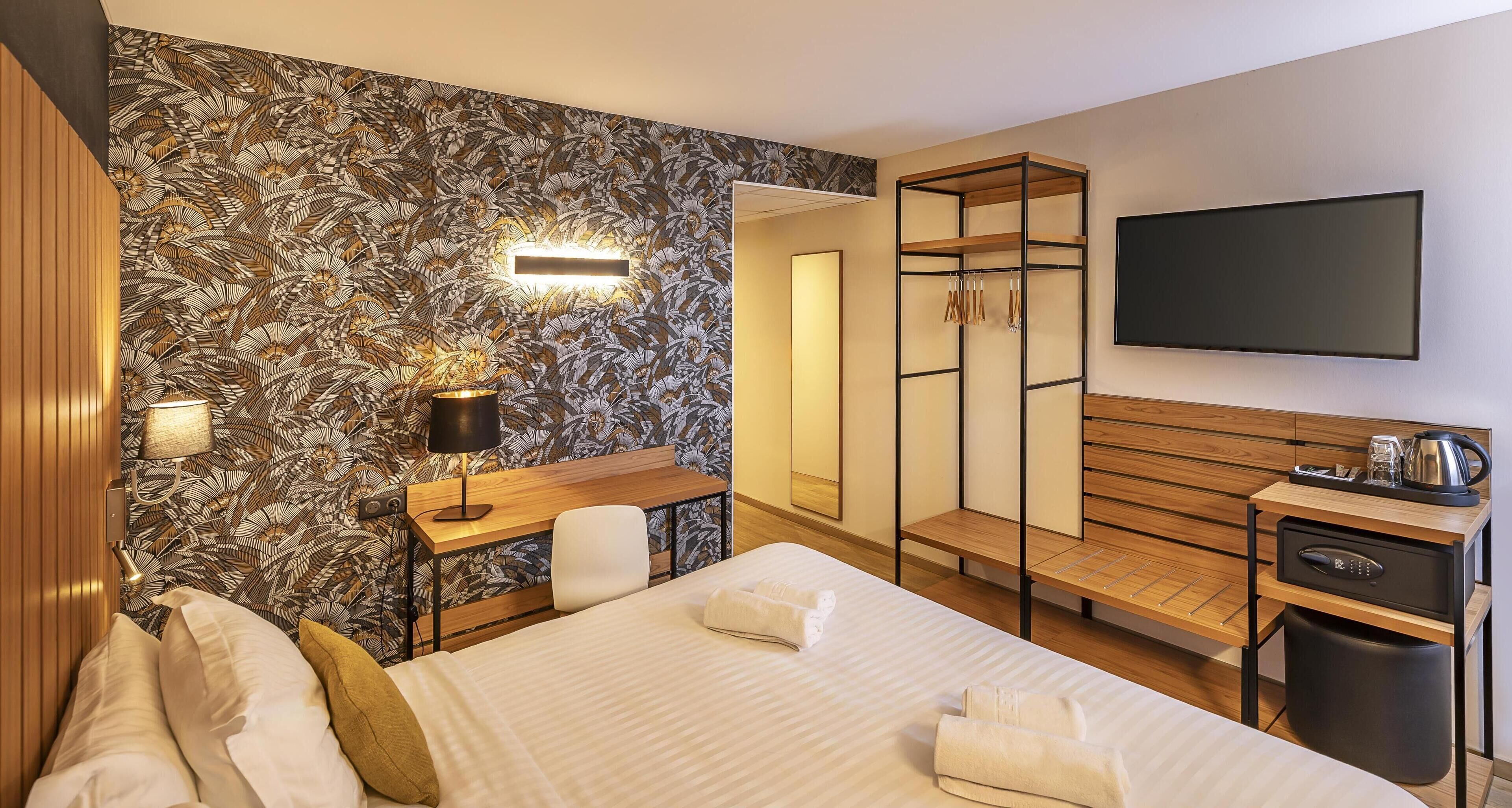 Cofre no quarto, secretária, cortinas/cortinados opacos 