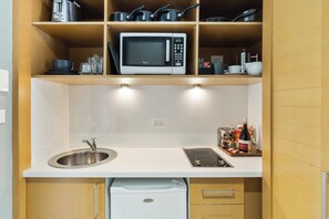 Minifrigorífico, um micro-ondas, uma placa de cozinha, uma torradeira 