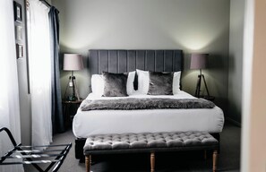 Suite-Estúdio (King) | Roupa de alta qualidade, camas de colchão pillowtop, minibar 
