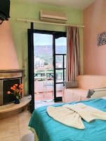 Apartamento | Cofre no quarto, cortinas/cortinados opacos, ferro/tábua de engomar 