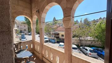 Family triple arch room | Sacada