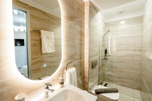 Quarto superior | Banheiro | Chuveiro, produtos de toalete de grife, secador de cabelo, chinelos