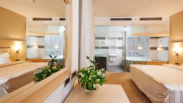 Suite Superior | Minibar, cofre no quarto, secretária, cortinas/cortinados opacos