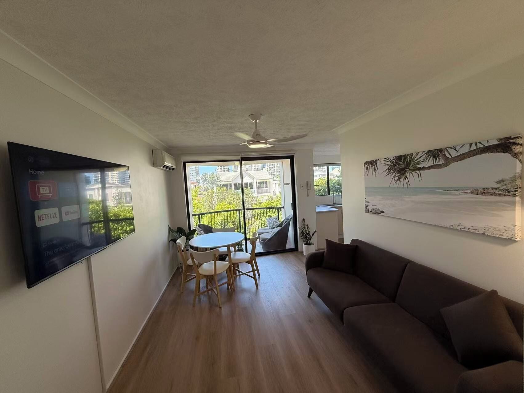 Apartamento superior, 1 quarto | Área de estar | TV de tela plana