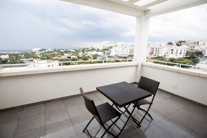 Quarto casal superior, sacada, vista para a cidade | Terraço/pátio