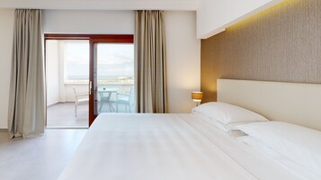 Quarto casal superior, sacada, vista para a cidade | Roupas de cama premium, edredons de pluma, frigobar, cofres nos quartos