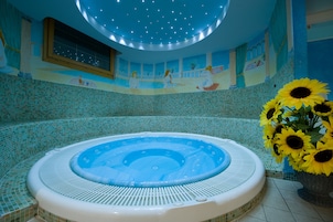 Banheira de hidromassagem interior