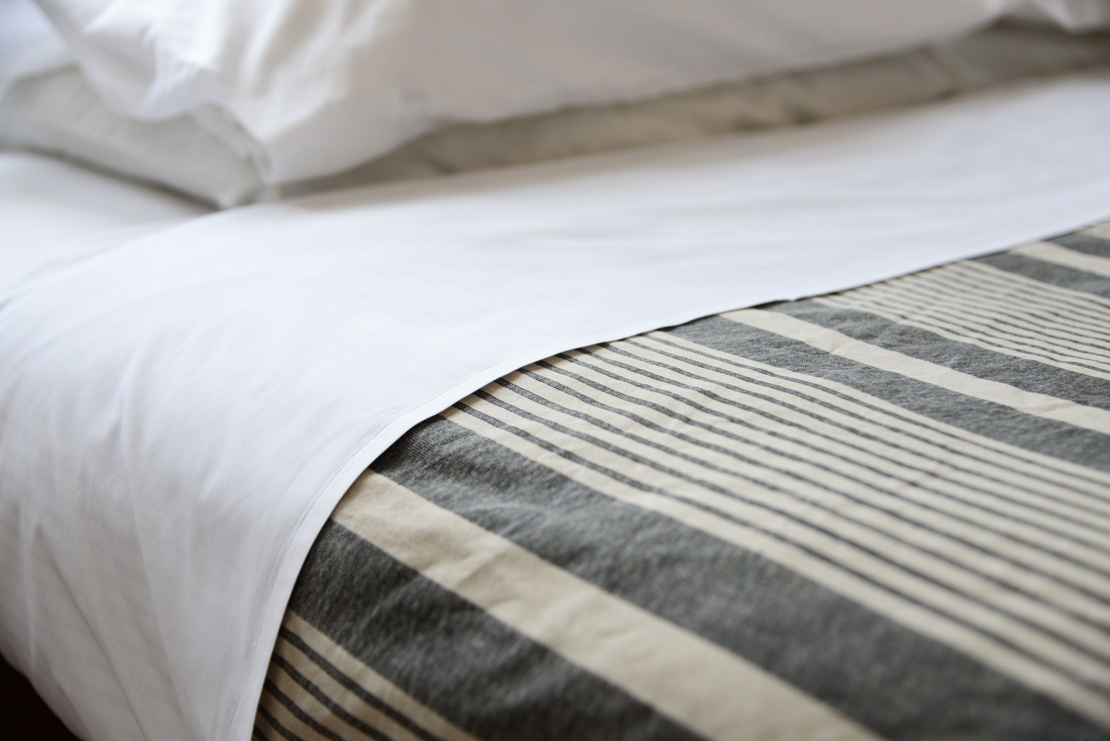 Cortinas blackout, Wi-Fi de cortesia, roupa de cama