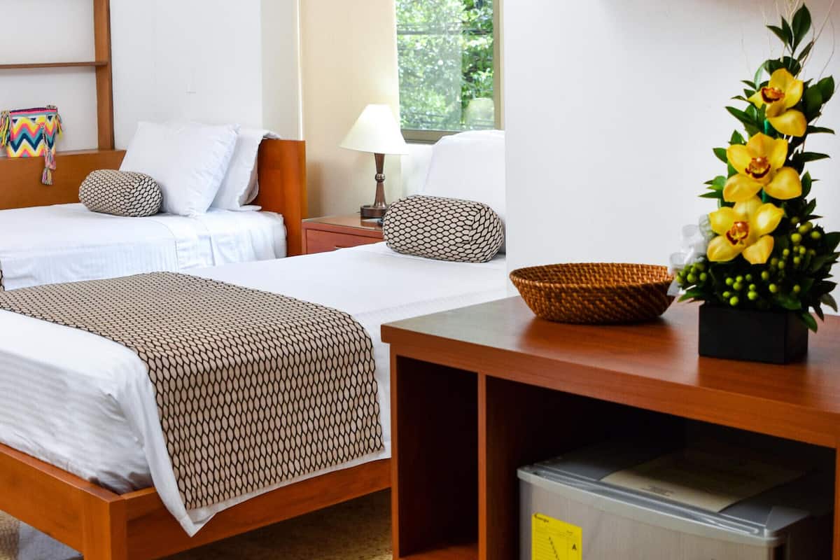 Minibar, cofre com capacidade para portátil, secretária 