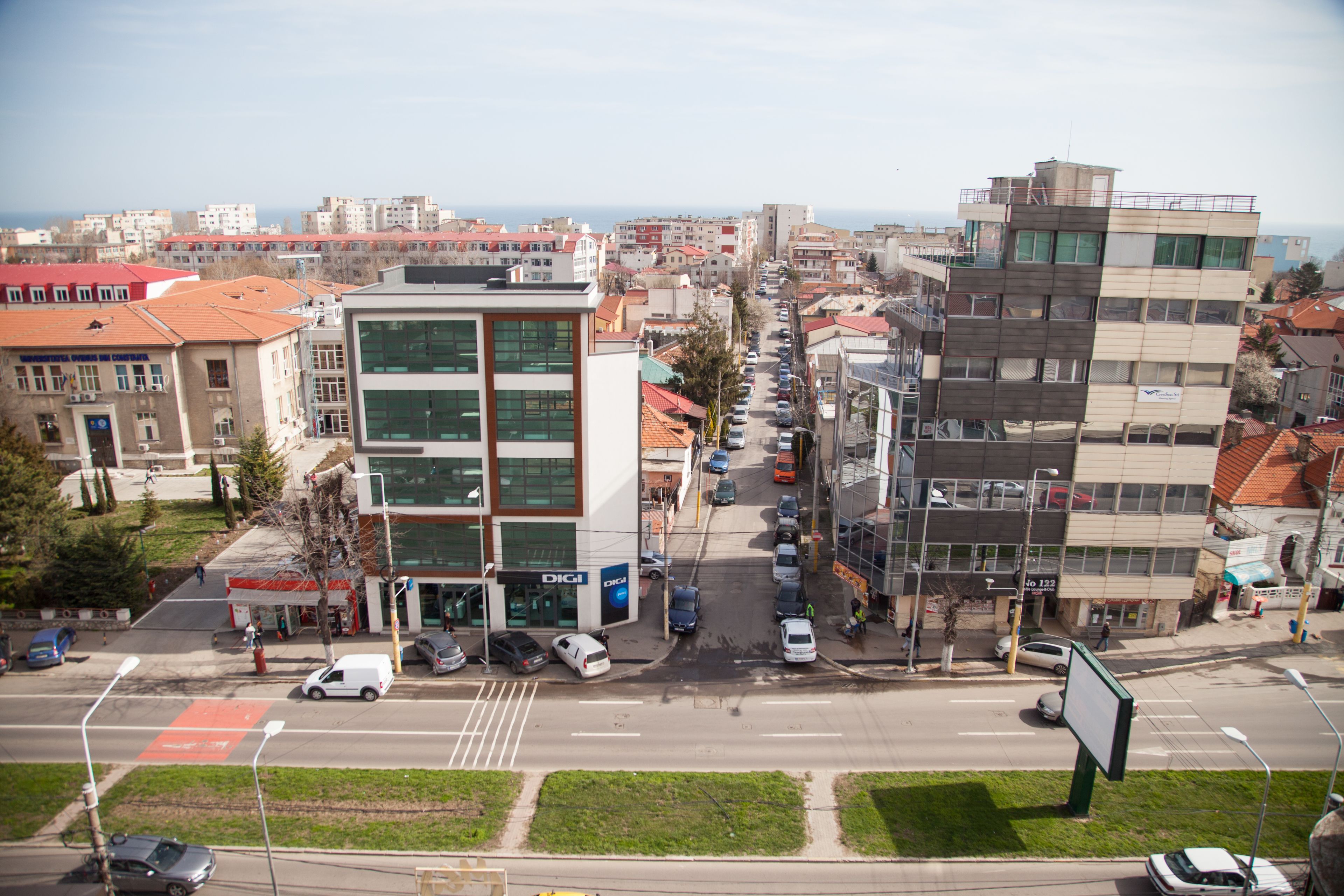 Um edifício de vários andares com design arquitetônico moderno, caracterizado por janelas amplas e telhado plano.
