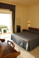 Frigobar, cofres nos quartos, escrivaninha, Wi-Fi de cortesia