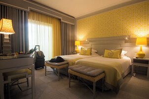 Edredons de pluma, escrivaninha, cortinas blackout