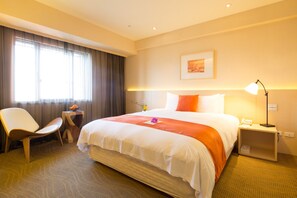 Quarto casal luxo, 1 cama Queen (2nd Floor) | Frigobar, cofres nos quartos, escrivaninha