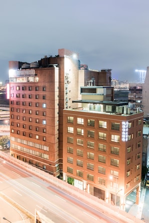 Fachada da propriedade à noite