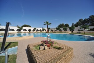 Piscina interior, espreguiçadeiras 