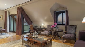 Suíte real, 1 cama King, vista para o mar | Área de estar | TV LED 40 polegadas com canais digitais, TV